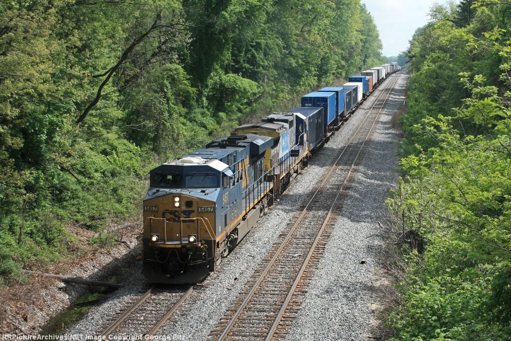 CSX 5457 and train Q033